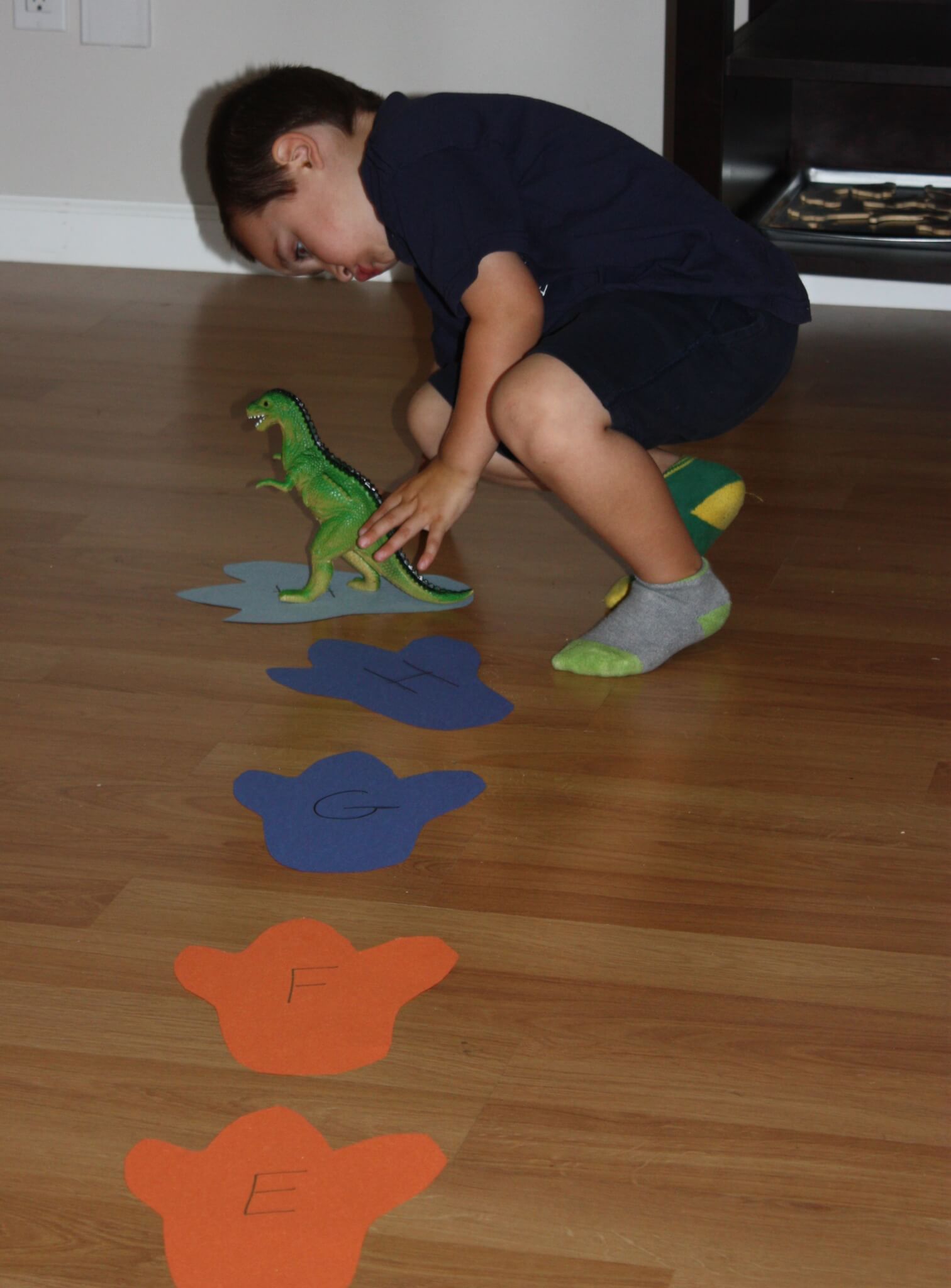 CURRICULUM SUPERFRIENDS Preschool Dinosaur Footprint Activities