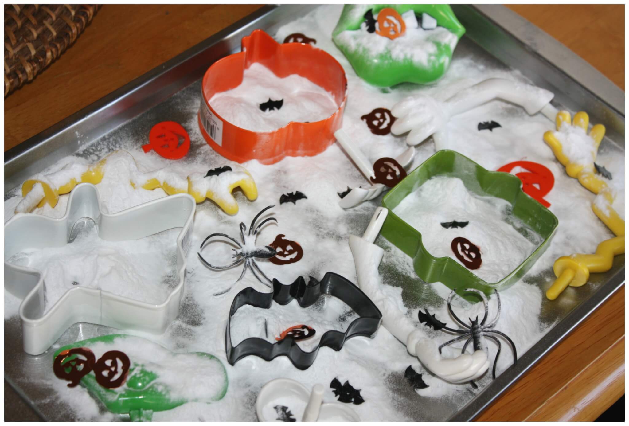 Fizzy Halloween Science Baking Soda Vinegar Experiment Fizzy Halloween Science Baking Soda Vinegar Experiment